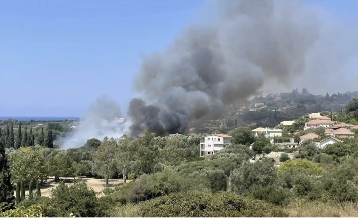 Νέα μεγάλη φωτιά τώρα σε νησί δίπλα από σπίτια - Συναγερμός στην ...