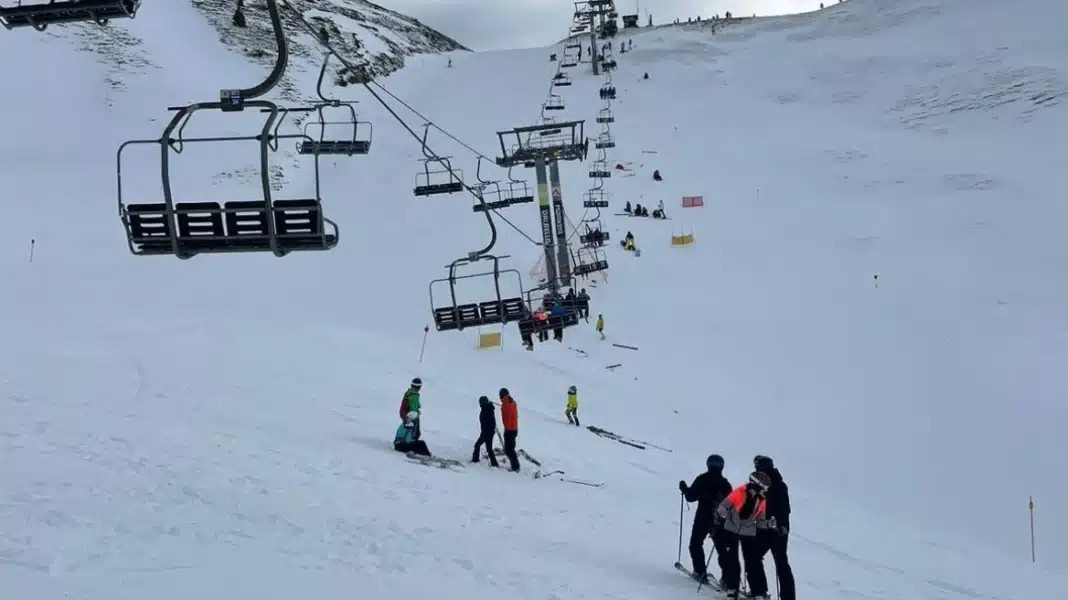 ΕΚΤΑΚΤΟ ΤΩΡΑ Έπεσε τελεφερίκ σε πίστα σκι | i-diakopes.gr